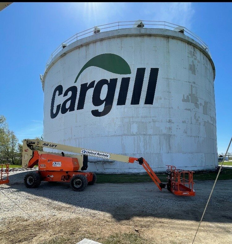 Painting logos and other graphics on tanks and silos